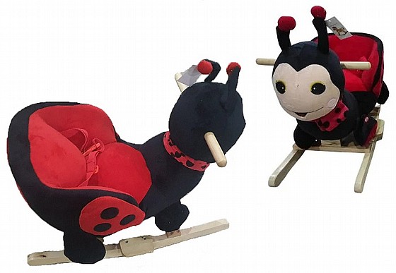 נדנדת עץ לילדים/ות בעיצוב חיפושית מתוקה